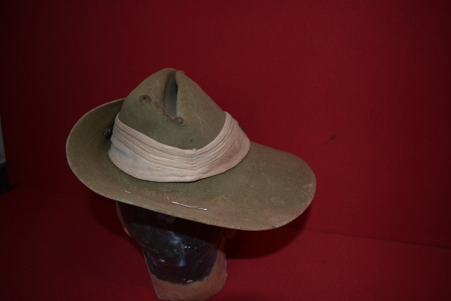 WW2 AUSTRALIAN SLOUCH HAT 2/4 INFANTRY BATTALION-SOLD