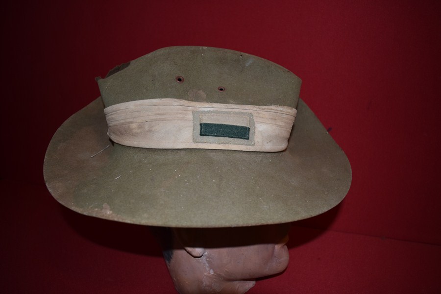 WW2 AUSTRALIAN SLOUCH HAT 2/4 INFANTRY BATTALION-SOLD