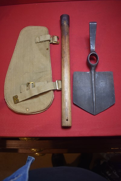 WW1/2 AUSTRALIAN ENTRENCHING TOOL AND COVER.