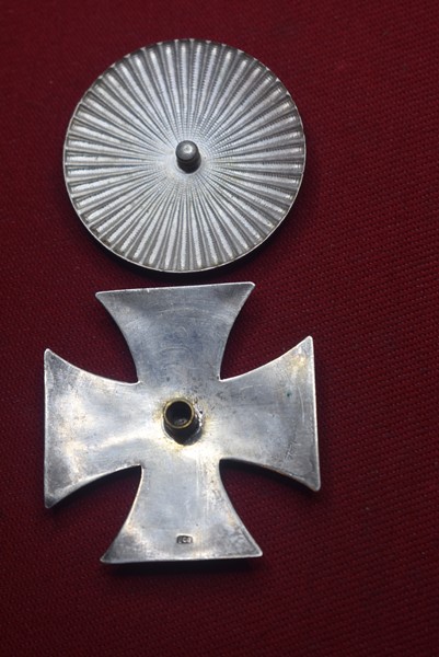 WW1 IMPERIAL GERMAN IRON CROSS FIRST CLASS CONVEX SCREW BACK IN SILVER-SOLD