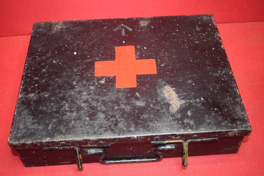 WW2 PERIOD AUSTRALIAN ISSUED FIRST AID KIT FOR TANKS AND ARMOURED CARS.